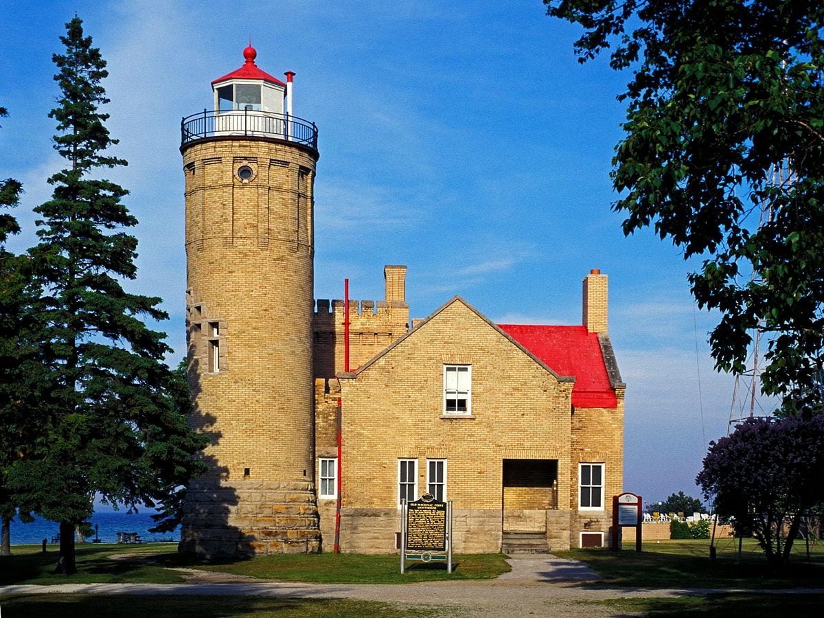 Colonial Michilimackinac, Mackinaw City, Vuurtoren achtergrond ...